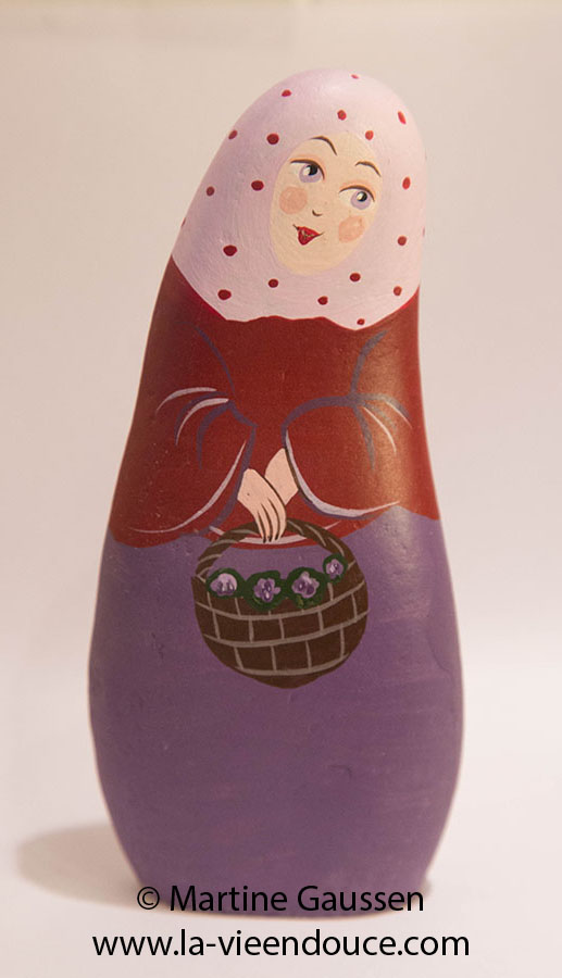 Le santon la marchande de violettes, un santon original peint sur galet