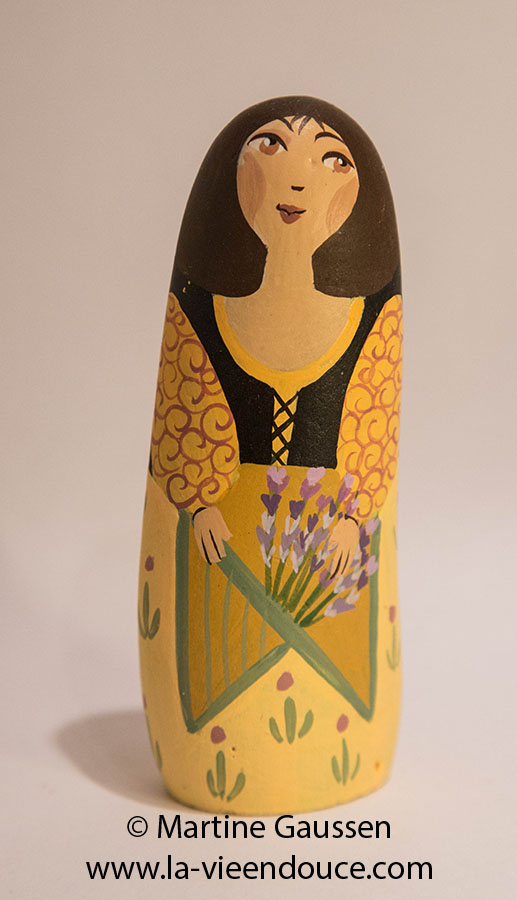 Le Santon la provençale dans la crèche originale de la Vie en Douce.